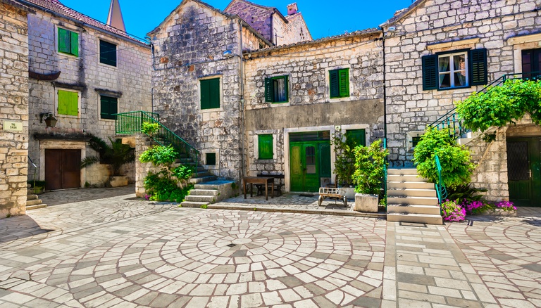 Piazza Škor – Stari Grad, isola di Hvar – Experience Concierge
